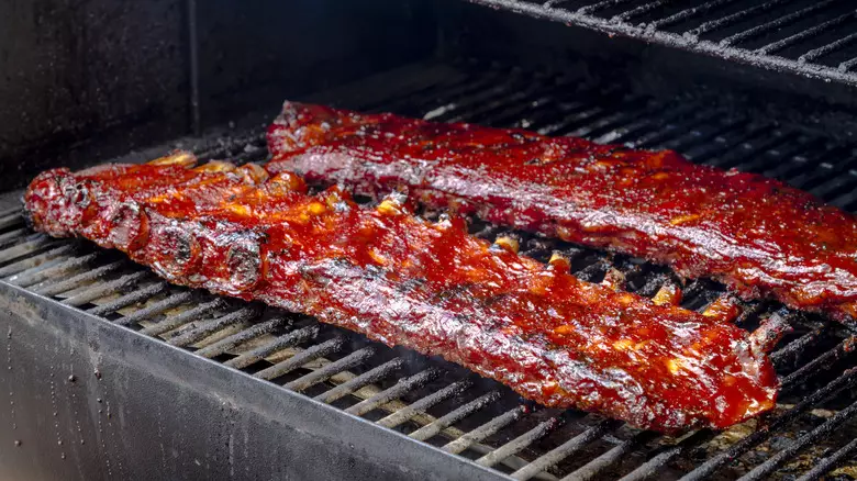 Fake Barbecue Joint တွင် ရှိနေကြောင်း ပြောပြရန် နည်းလမ်းများ 2226_4