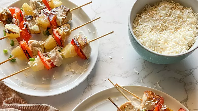 brochetas con copos de coco