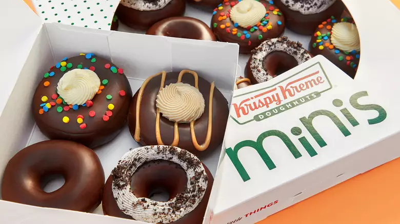 Mini čokoládové glazované donuty od Krispy Kreme