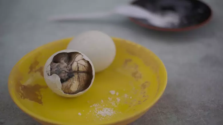 একটি প্লেটে balut