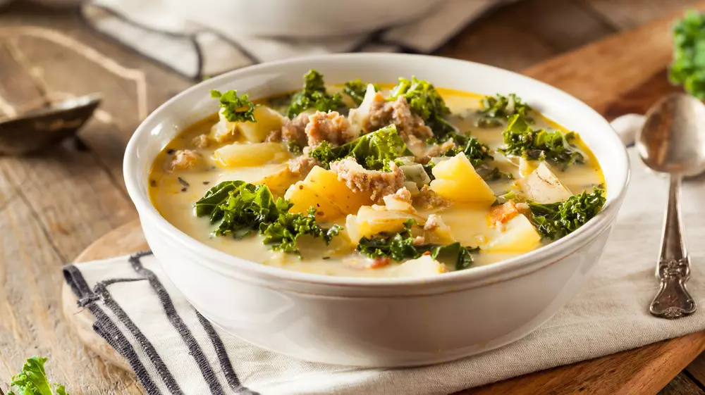 Yon bòl Zuppa Toscana, soup klasik Toscane