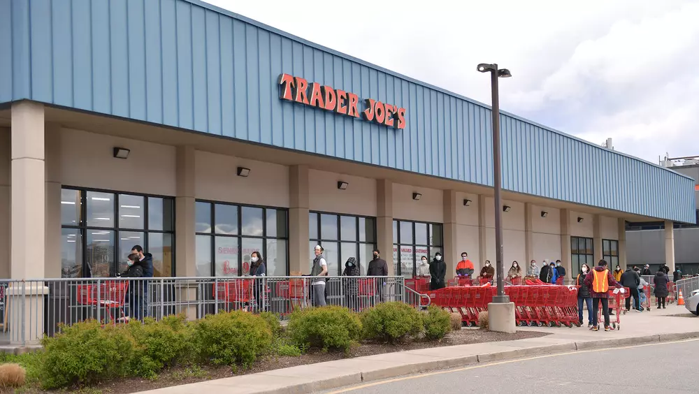 Shoppers wachten buiten Trader Joe's