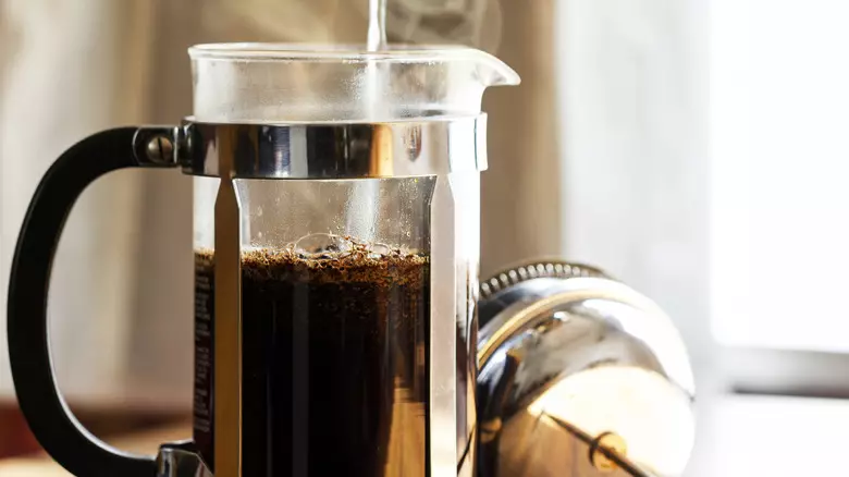 Air dituangkan ke dalam French press