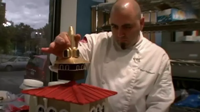 Duff Goldman ṣiṣẹ lori akara oyinbo lori