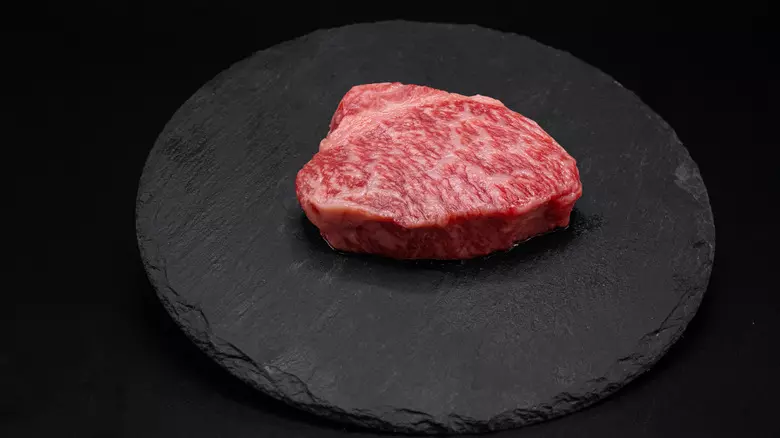 Doska surového steaku na tanieri.