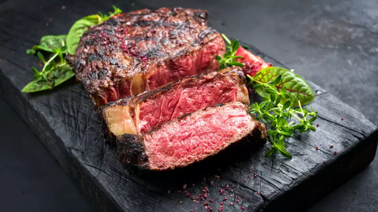 Steak yang dimasak dipotong menjadi kepingan tebal dan dihias.