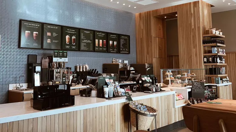 Starbucks restoranının içərisində