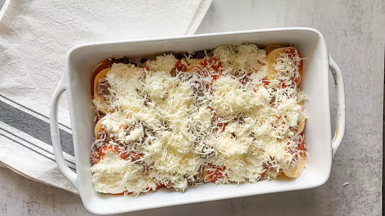 Polenta lasagna ພ້ອມທີ່ຈະອົບ