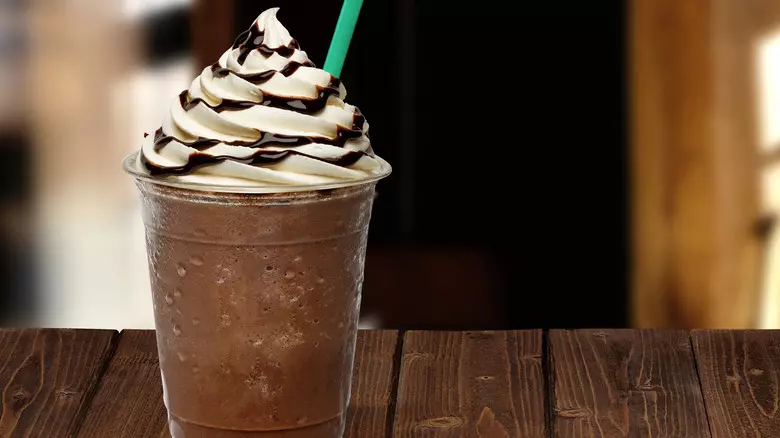 mocha frappucino trên bàn