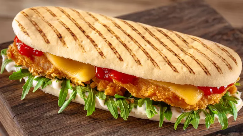 Panini-Sandwich mit Soße, Huhn und Salat