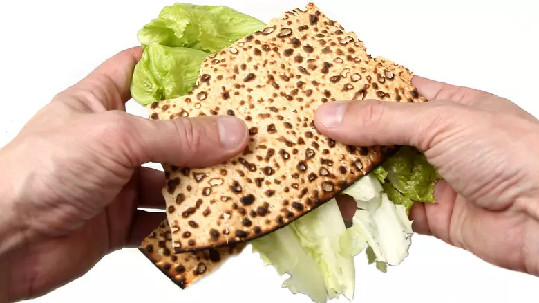 Jewish Korech flat bread na may lettuce