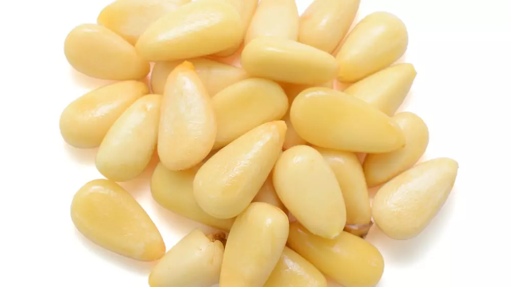 Gamay nga pundok sa mga pine nuts