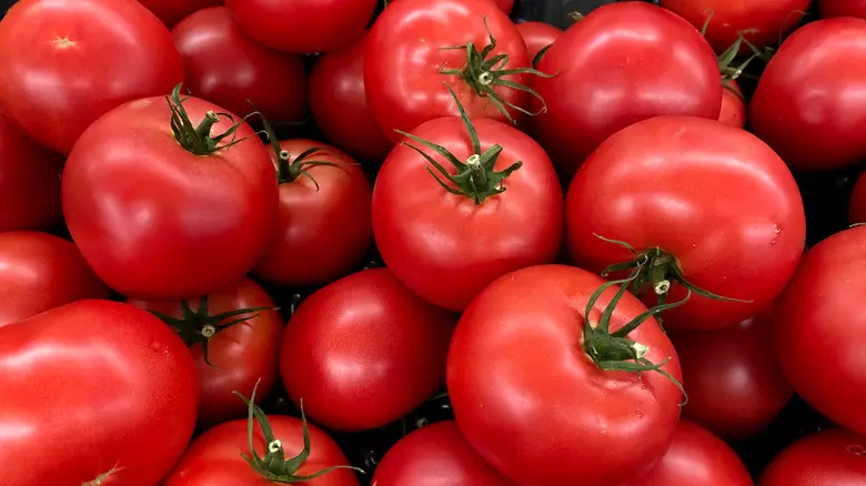 tomates jugosos rojos