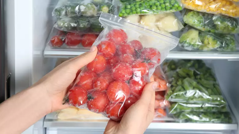 bolsa de congelador de tomates congelados