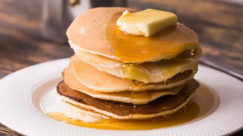 Pannenkoeken bedekt met siroop en boter