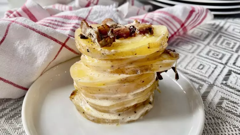 patata scalloped miksija bil-bacon fuq platt