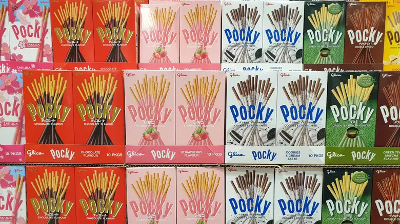 uma variedade de caixas Pocky em exibição