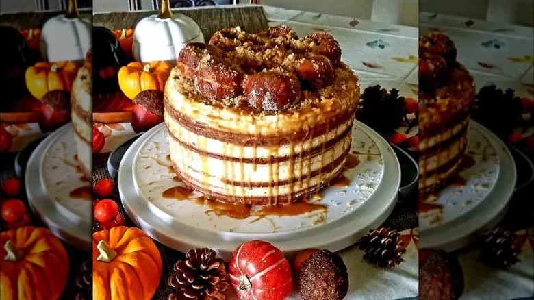 gawang bahay na cake na may mga donut