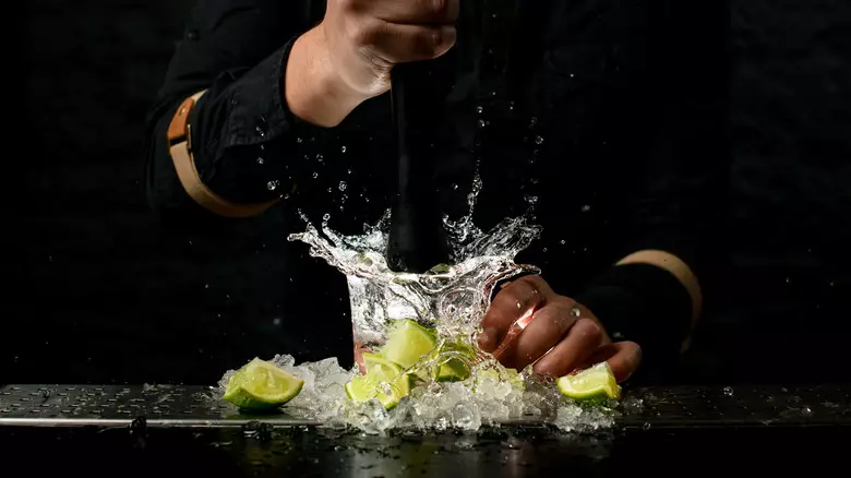 Barman atrapalhando agressivamente uma bebida