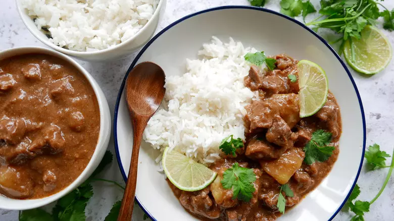 massaman curry ontzi batean