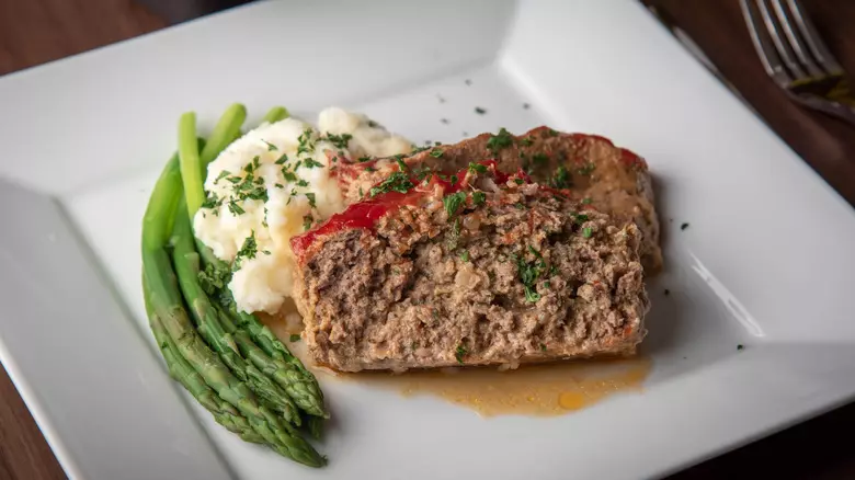 Meatloaf ដំឡូង mashed និង asparagus