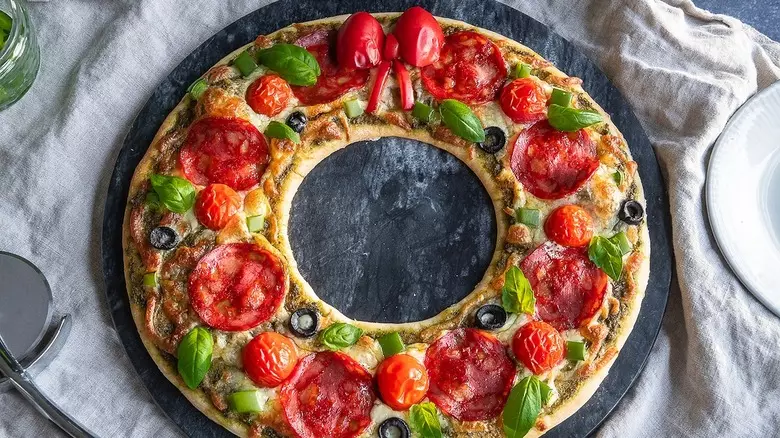 比薩餅形狀像一個花圈