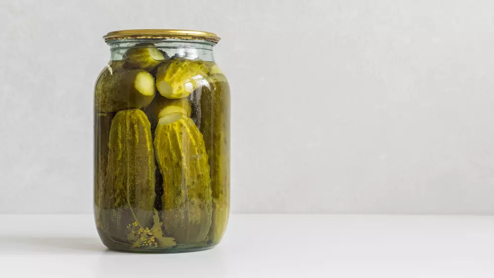 Dill pickles yn in pot