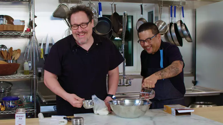 Jon Favreau en la cocina con Roy Choi