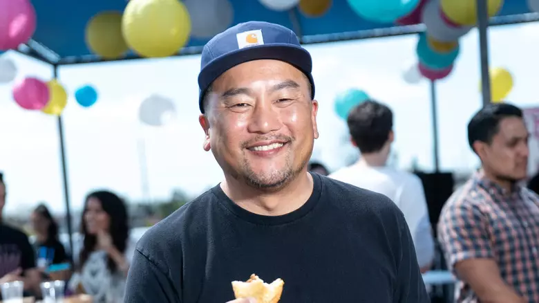 Roy Choi comiendo comida