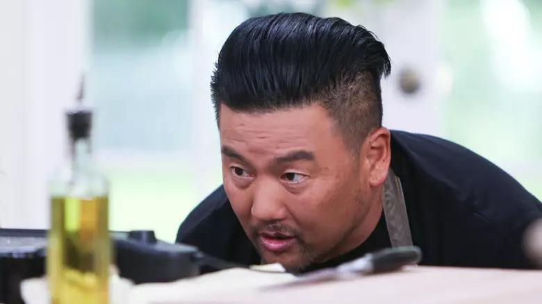 Primer plano de Roy Choi en la cocina