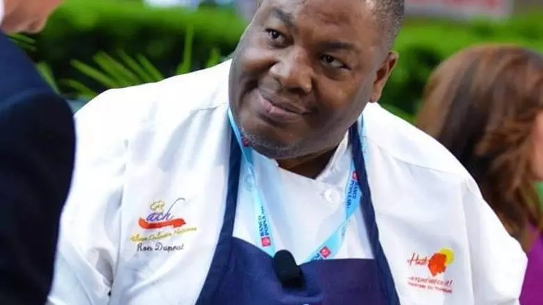 Chef Ron menyajikan makanan