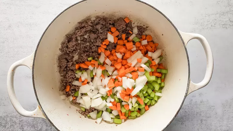 carne molida, verduras en una olla