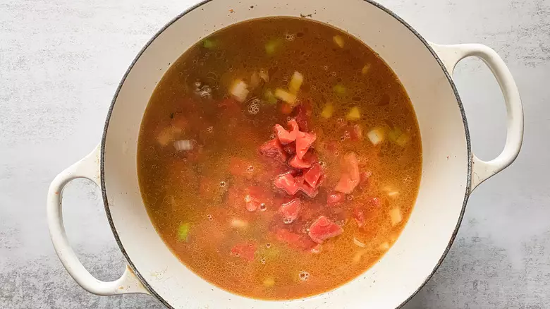 sopa cocinando en una olla