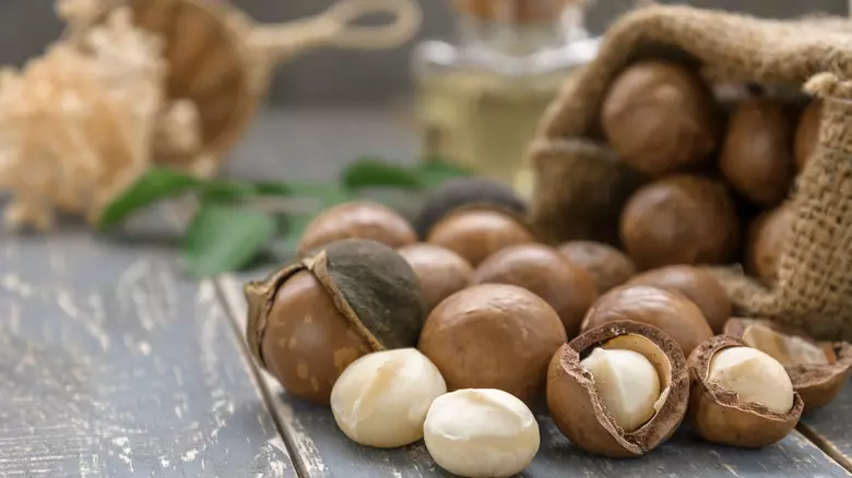 Ahşap masa üzerinde macadamia fındık torbası