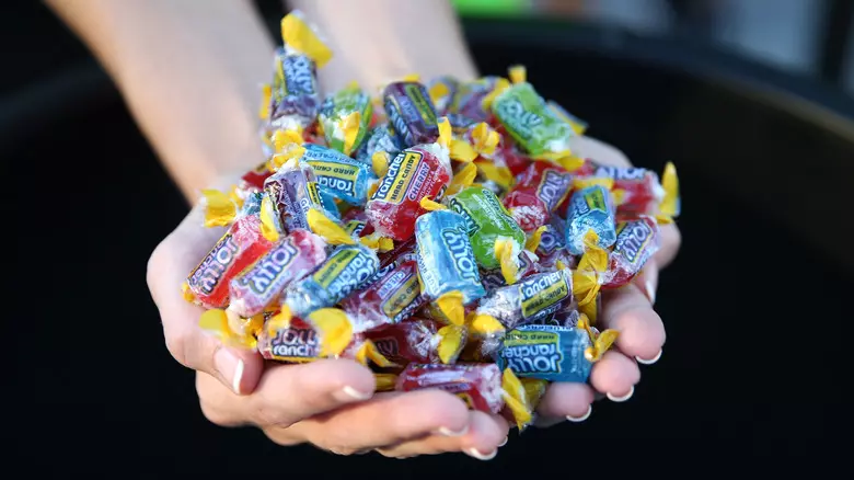 Maswiti awiri odzaza manja a Jolly Rancher amawoneka pa MTV Fandom Awards San Diego ku PETCO Park pa Julayi 21, 2016 ku San Diego, California.