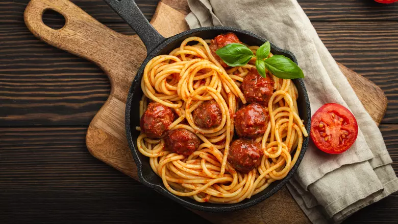 Spaghetti dan bakso dalam wajan