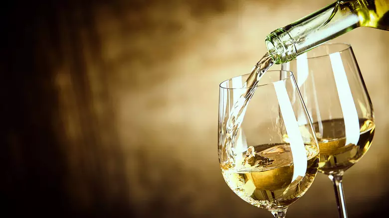 розливання келихів білого вина