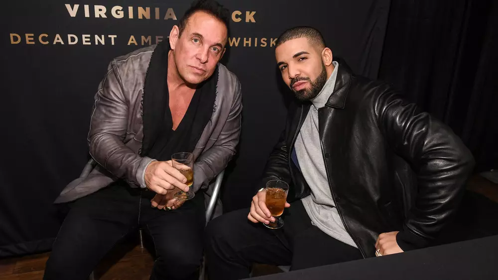 Drake e Brent Hocking posano con sicurezza