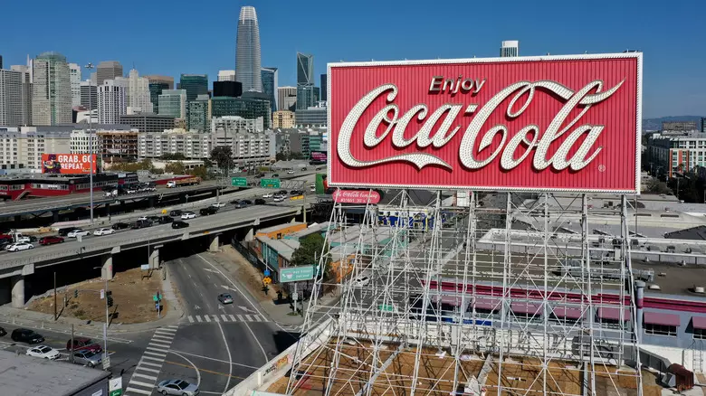 San Franciscos upplysta Coca-Cola skylt