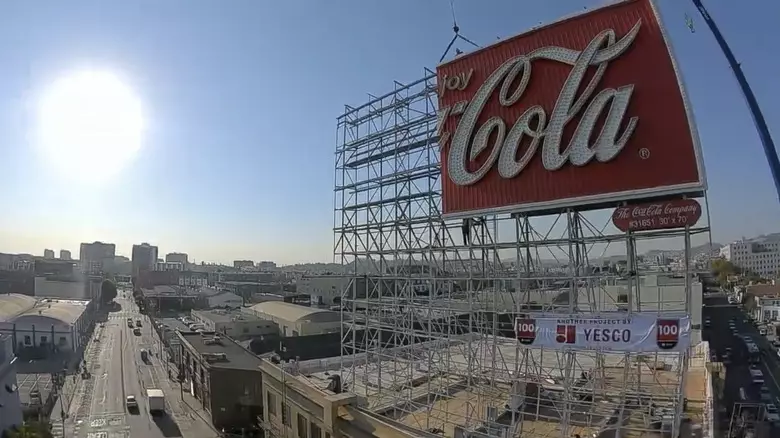 San Francisco Coca-Cola skylt, halvt riven