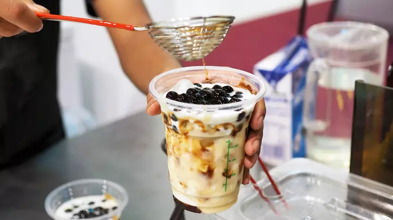 Boba ក្នុងពែងជាមួយទឹកដោះគោ