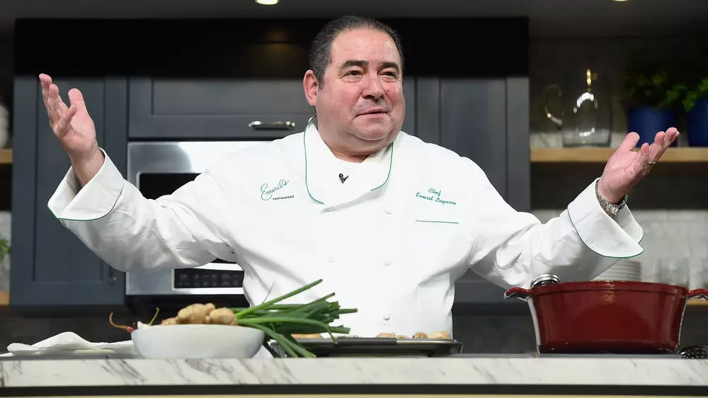 Emeril Lagasse mengangkat bahu di dapur