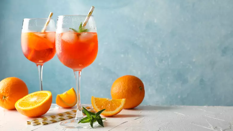 Cocktail cu felii de portocale