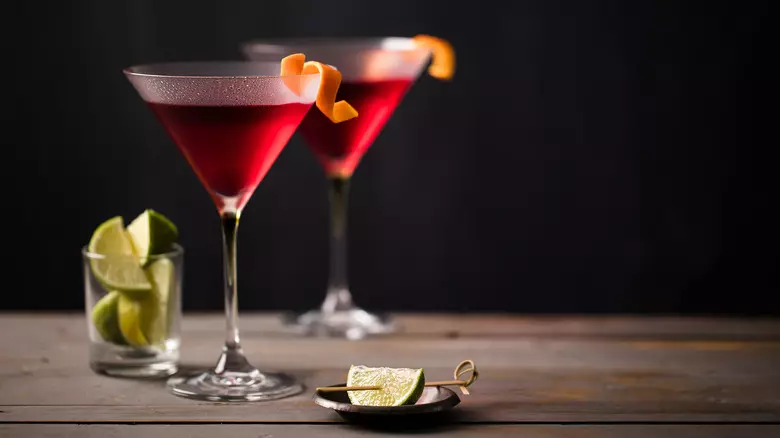 Cocktail-uri roșii cu roți de var