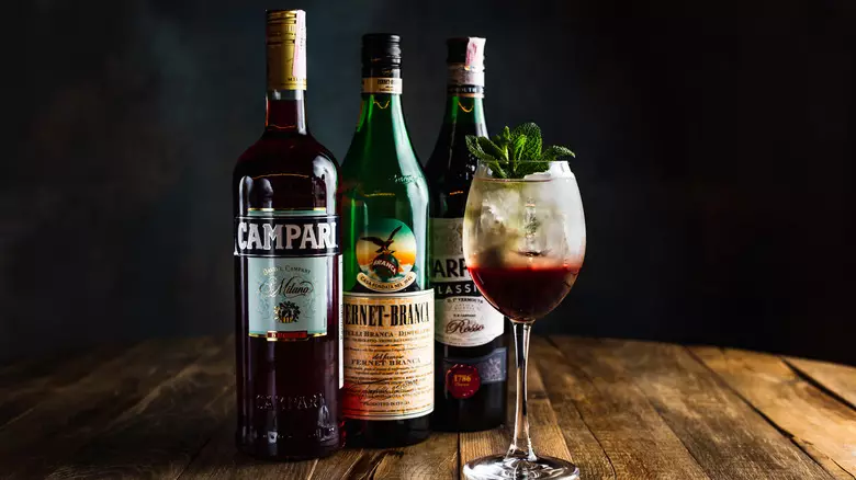 Boutèy Campari ak Fernet Branca dèyè yon bwason