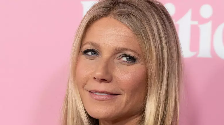 Gwyneth Paltrow en rozkolora lipruĝo