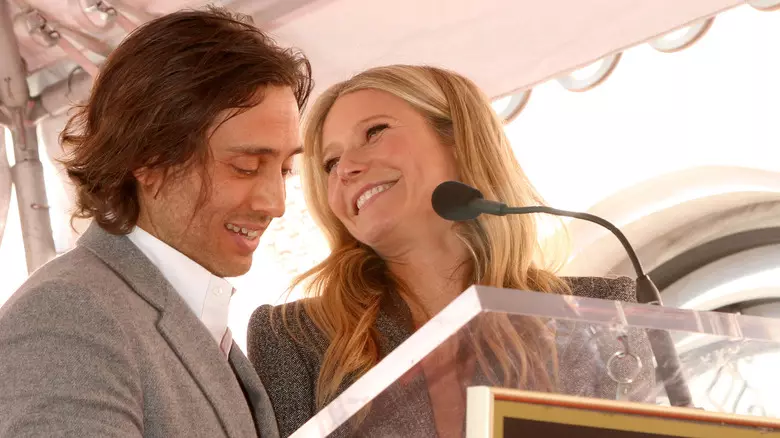 Brad Falchuk kaj Gwyneth Paltrow ridetante