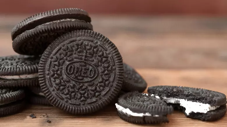 Ширээн дээрх Oreo жигнэмэг