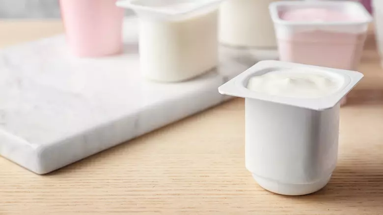 Yogur natural en un cartón blanco