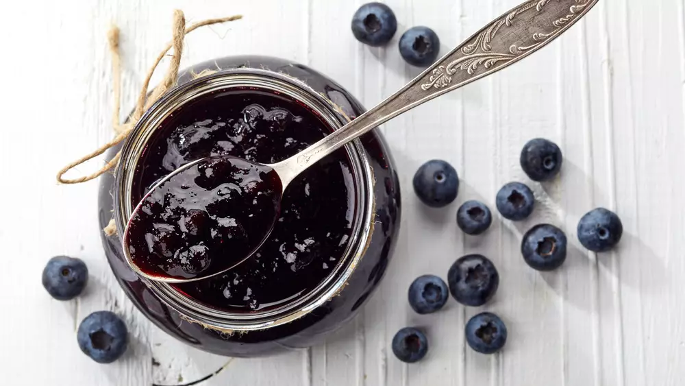 Ijar ye-blueberry jam kunye ne-spoon